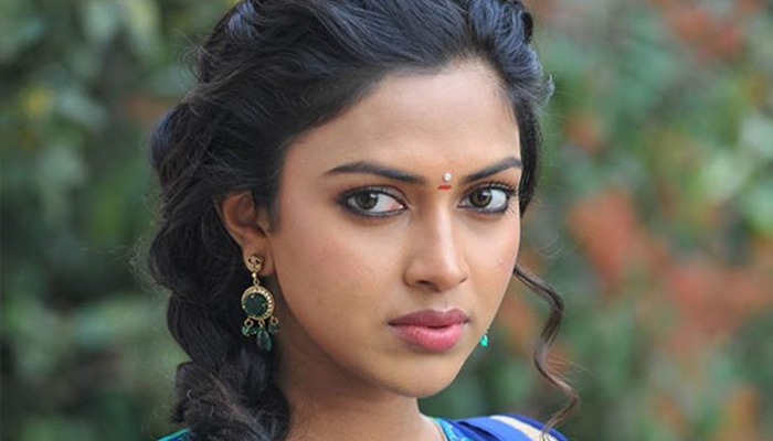 കൊച്ചിയിലെ ദുരിതാശ്വാസ ക്യാംപുകളിൽ അവശ്യ വസ്തുക്കൾ വിതരണം ചെയ്ത് അമലാ ...