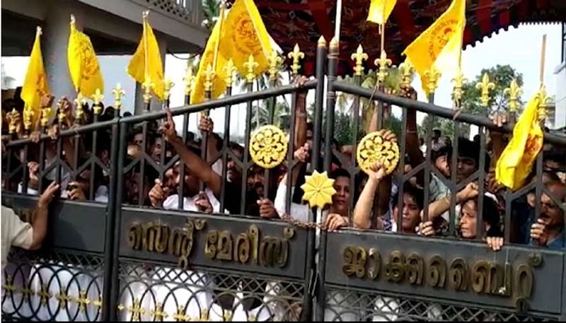 Kerala Police retreat from Piravom church after protest from devotees ...