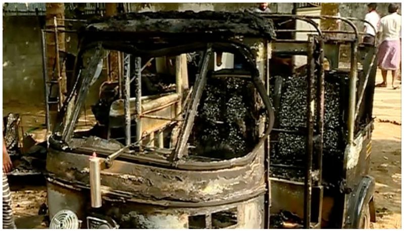 തിരൂരില്‍ നാല് ഓട്ടോറിക്ഷകൾ കത്തിച്ചു; പിന്നില്‍ മുസ്ലീം ലീഗെന്ന് സി പി ...