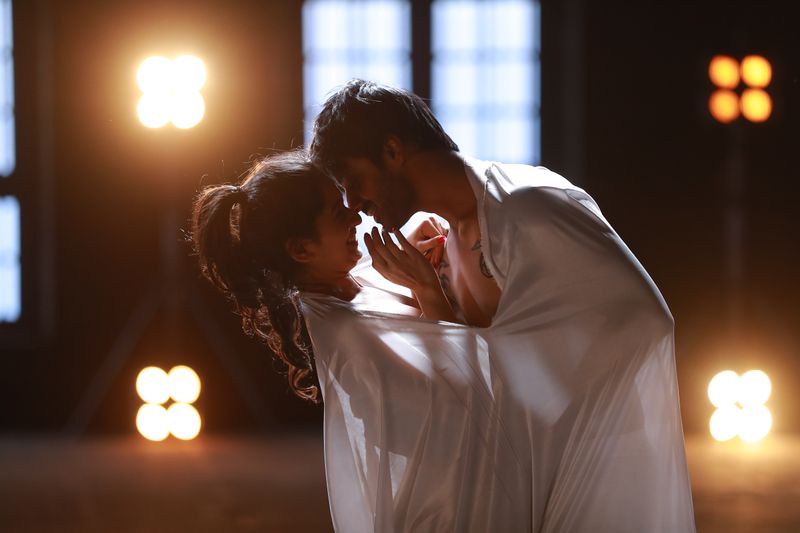 ಶೃಂಗಾರದ ಹೊಂಗೆ ಮರ ಹೂ ಬಿಟ್ಟಿದೆ..ಫೋಟೋಗಳು ಚಿತ್ರದ ಕತೆ ಹೇಳಿದೆ! - Yogaraj-bhat ...