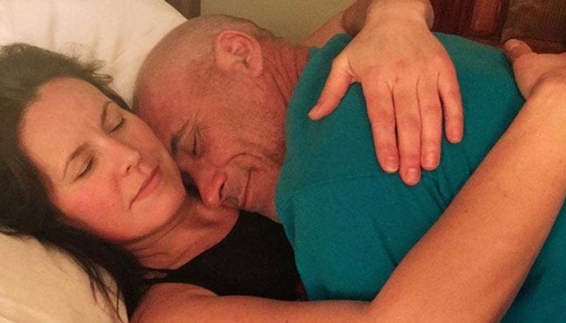 ತಬ್ಬಿಕೊಂಡೇ 28 ಲಕ್ಷ ಸಂಪಾದಿಸ್ತಾಳೆ ಈಕೆ! - robin stine earns 28 lakhs ...