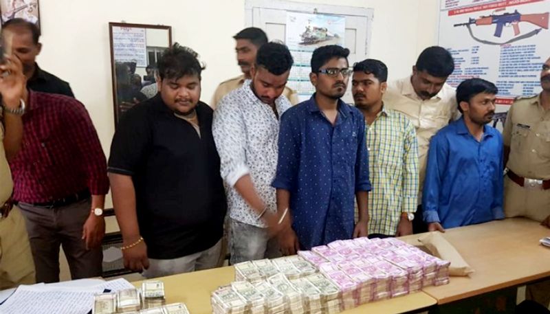 പാലക്കാട് കുഴല്‍പ്പണവേട്ട; ഒന്നര കോടിയുമായി രണ്ട് മലയാളികള്‍ ഉള്‍പ്പെടെ ...