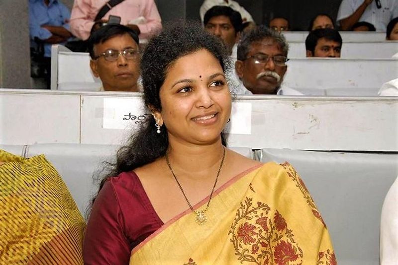 butta renuka couple meets yemmiganur ysrcp mla chennakesava reddy ...