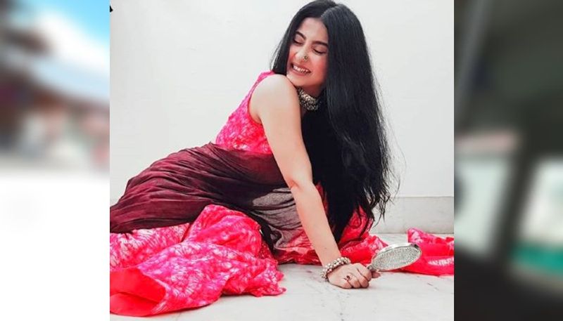 পাঁচ মাস পর বাড়ির বাইরে পা, বিশেষ মানুষের সঙ্গে ছবি পোস্ট মনামির ...