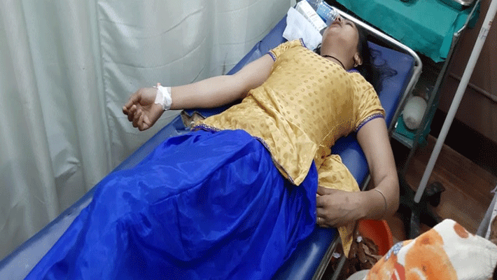 story of selfie craze in youngsters girl falls from top of electric ...