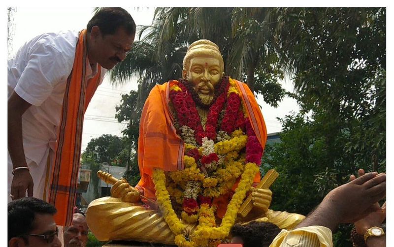 Draping Thiruvalluvar statue with shawl lands Hindu Makkal Katchi ...