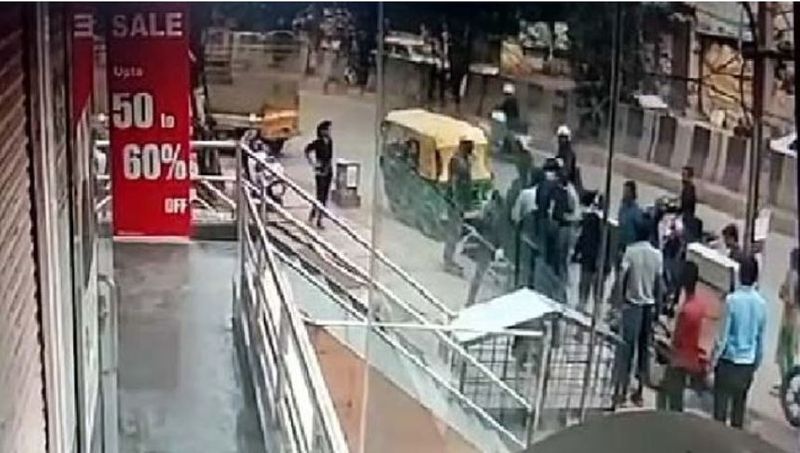 Bengaluru: Daring autorickshaw driver nabs chain snatcher, helps return ...