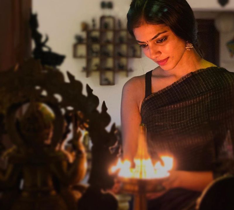 நம்ம வீட்டு குத்துவிளக்கு போல் மின்னும் மாஸ்டர் நடிகை மாளவிகா மோகனன் ...