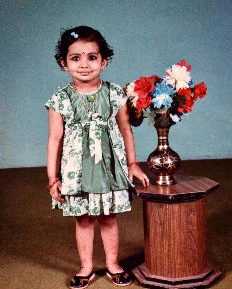 இந்த குட்டி பாப்பா யாருன்னு தெரியுதா?... பிரபல நடிகையான இவருக்கு அதை ...