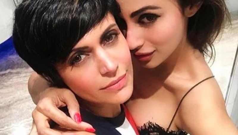 মৌনি-মন্দিরা সমকামী, ছবিতে শোরগোল নেটদুনিয়ায় | Netizens called Mouni roy and Mandira Bedi ...