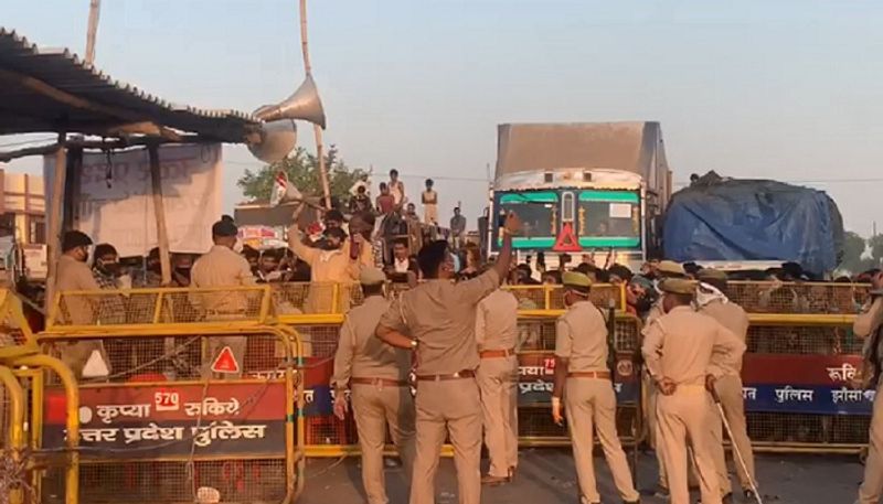 UP-MP बॉर्डर पर रोके गए प्रवासी, भूखे-प्यासे कर रहे हंगामा, लगा 20KM ...