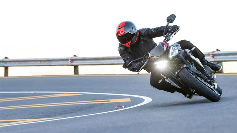 भारत में लॉन्च होगी शानदार स्ट्रीट ट्रिपल आर बाइक, जानें पूरे फीचर ...