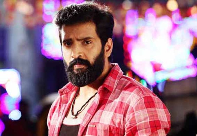 என்ன ஆச்சு சந்தானத்திற்கு... பரிதாபமான தோற்றத்தில் இருக்கும் போட்டோஸைப் ...
