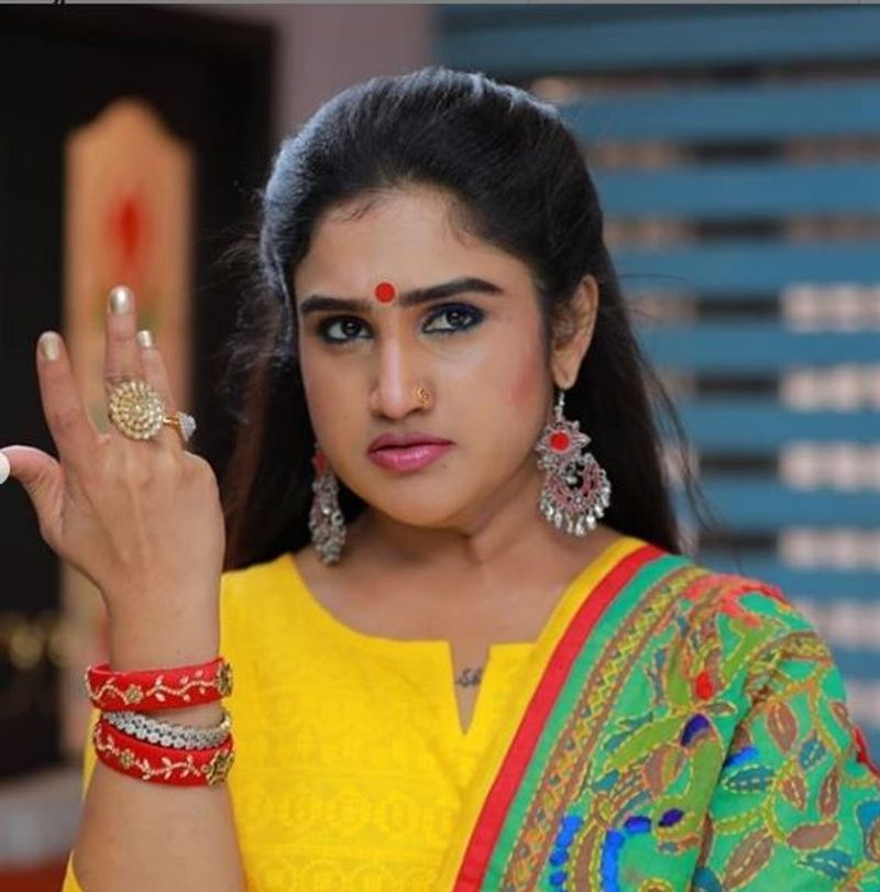 மாலையும் கழுத்துமாக திருமண கோலத்தில் ஷாக் கொடுத்த நடிகை வனிதா ...