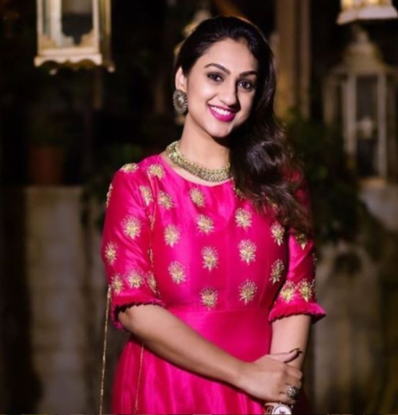 Actress Pritha Hari Business | சினிமாவில் நடிக்காமலே மாதம் ...