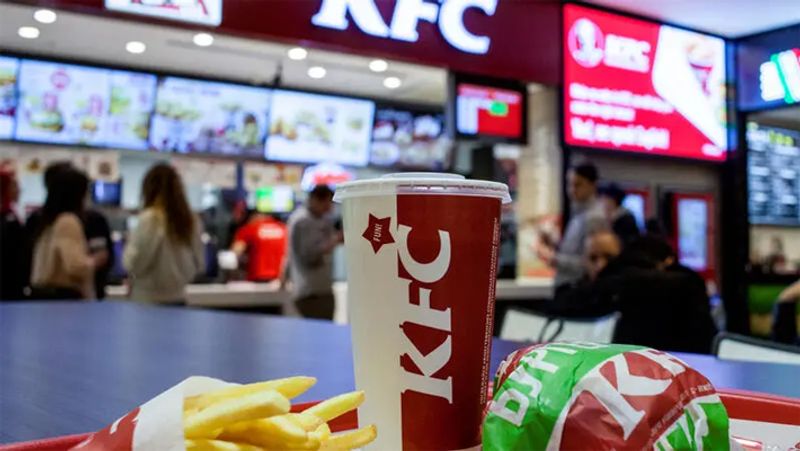 KFC से महिला ने ऑर्डर की चिकन बॉक्स, आधा खत्म करते ही रेंगते दिखी ...