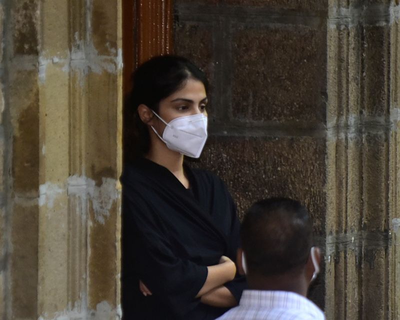 জেলের ভেতরে কীভাবে রাত কাটিয়েছে রিয়া, বাইরে বেরতেই মুখ খুললেন উকিল ...