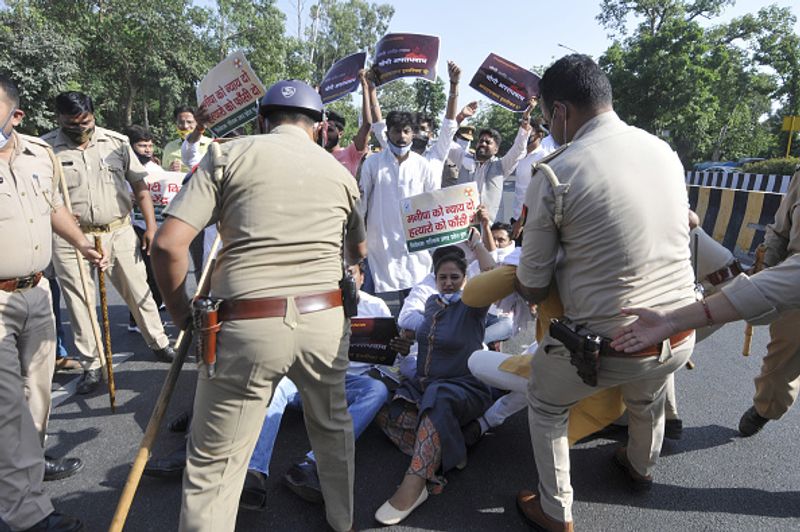 தாடி வளர்த்ததற்காக போலீஸ் அதிகாரி பணியிடை நீக்கம்... விதியை மீறியதால் ...