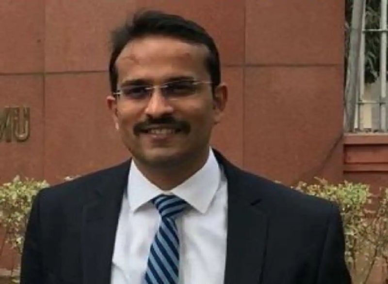 लाखों की कोचिंग लिए बिना क्रैक कर सकते हैं UPSC, इंजीनियर से IAS बने इस ...