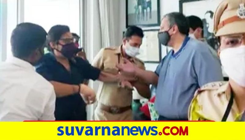 ರಿಪಬ್ಲಿಕ್ ಟಿವಿ ಮುಖ್ಯಸ್ಥ, ಪತ್ರಕರ್ತ ಅರ್ನಬ್ ಗೋಸ್ವಾಮಿ ಅರೆಸ್ಟ್! | Mumbai Police At Arnab Goswami ...