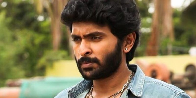 கொல மாஸ் லுக்கில் விக்ரம் பிரபு... வைரலாகும் “புலிக்குத்தி பாண்டியன் ...