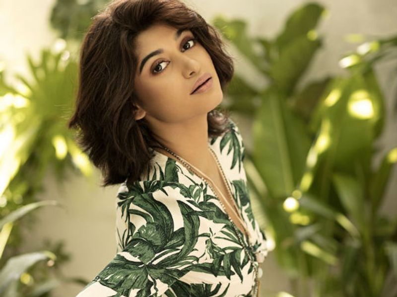 இவர் தான் ஓவியாவின் காதலரா..? பொங்கி வழியும் ரொமான்ஸ்... பொழியும் ...