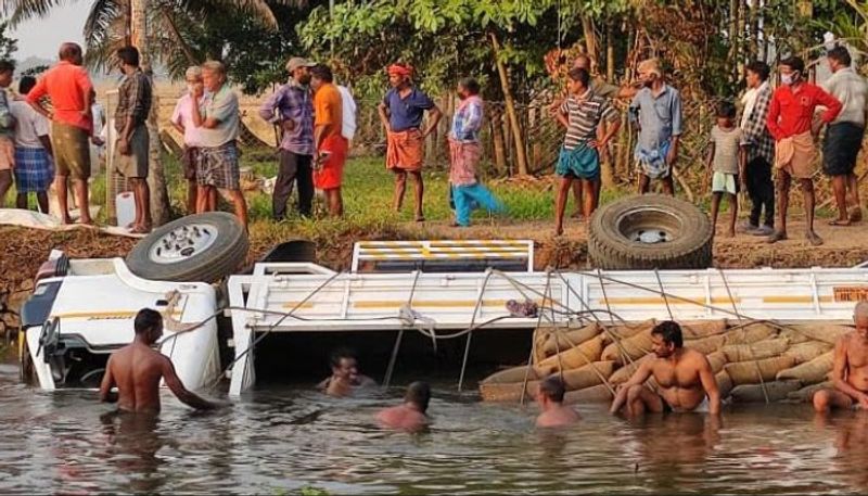 എടത്വയിൽ നെല്ല് കയറ്റിവന്ന ലോറി തോട്ടില്‍ വീണു | A lorry carrying paddy ...