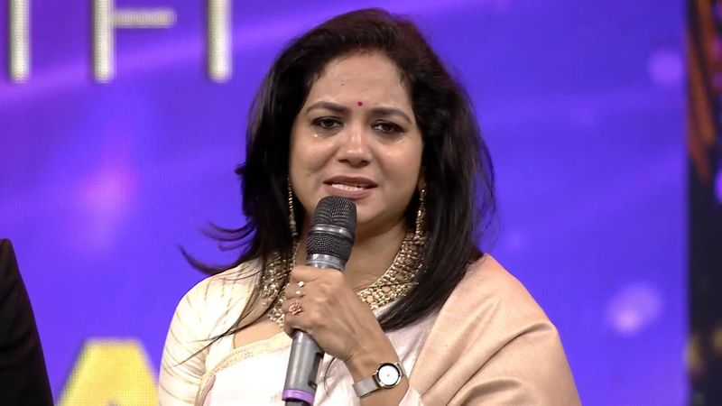 పక్కనే స్టార్ హీరో, ఆ డైరెక్టర్ చేసిన పనికి సింగర్ సునీత షాక్ ...
