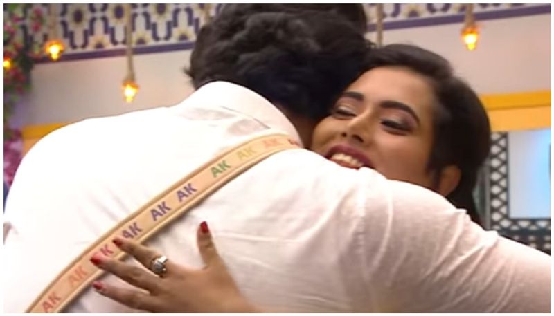 'എനിക്കെന്റെ ചേട്ടനോടല്ലേ പറയാൻ പറ്റൂ', അനൂപ് കൃഷ്‍ണനെ ആശ്ലേഷിച്ച് ...