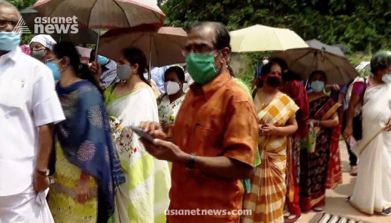 വൻ തിരക്ക്; കൊവിഡ് നിയന്ത്രണം കാറ്റിൽ പറത്തി ജിമ്മി ജോർജ് ...