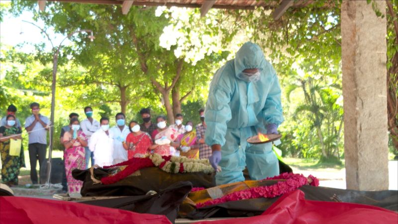 இந்த மனசுக்கு பெயர்தான் சார் கடவுள்... கொரோனாவால் இறந்த உடலுக்கான ...