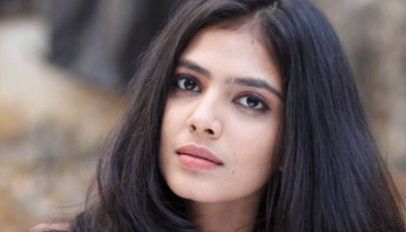 'എന്റെ പേരില്‍ ചാറ്റ് ചെയ്യുന്നത് വ്യാജൻ', മുന്നറിയിപ്പ് നല്‍കി മാളവിക ...