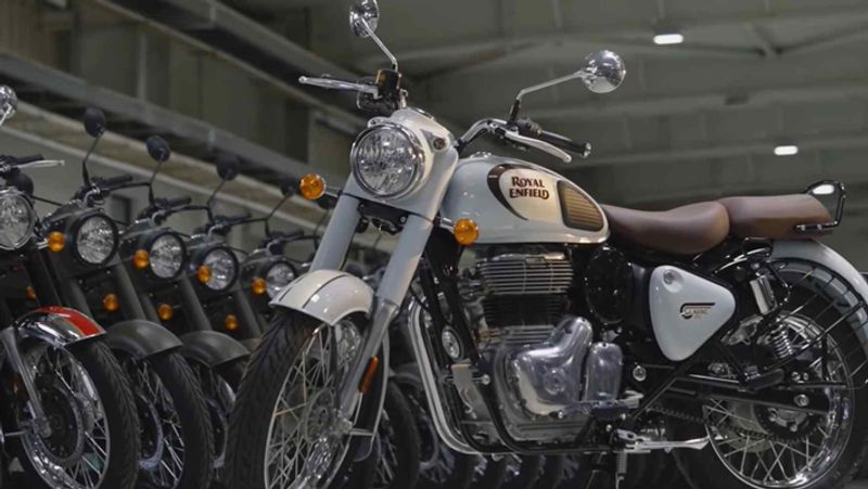 Royal Enfield Classic 350 भारत में लॉन्च, जानें 11 कलर्स वाली इस बाइक ...