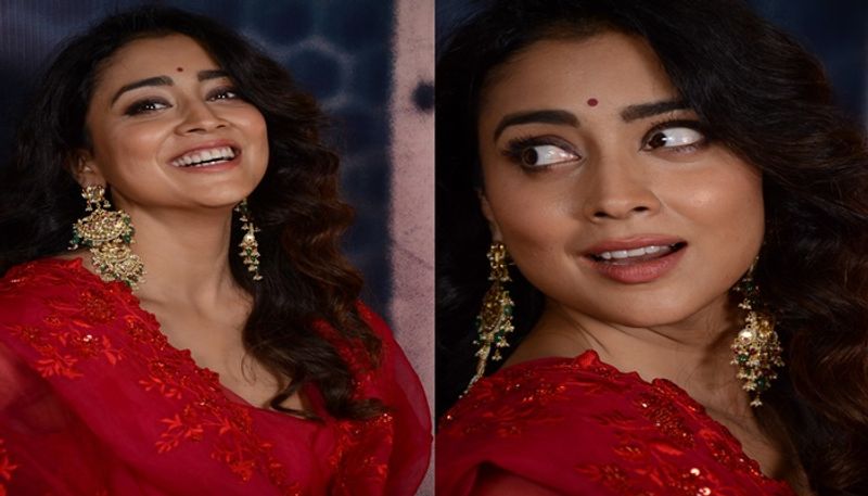 ఎన్నాళ్లకెన్నాళ్లకు.. శ్రీయ ఇలా కనిపిస్తే చాలు.. చిరునవ్వుతోనే షేక్ ...