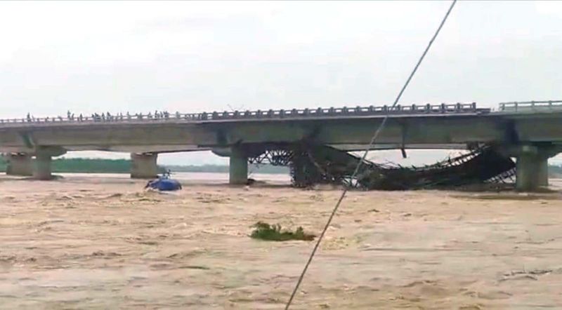 টানা বৃষ্টির জের, অজয় নদের উপর হুড়মুড়িয়ে ভেঙে পড়ল নির্মীয়মাণ সেতু ...
