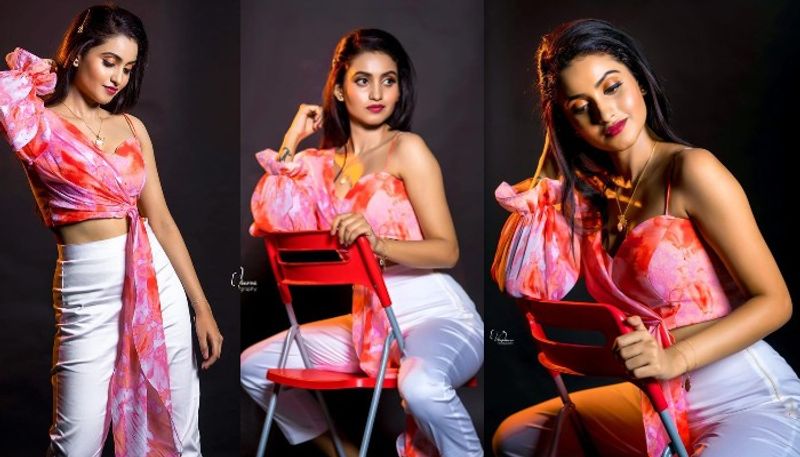 చైర్‌పై హాట్‌ పోజులో కైపెక్కిస్తున్న `ఢీ` భామ.. ఆరబోతలో రష్మి, ప్రియమణి ...