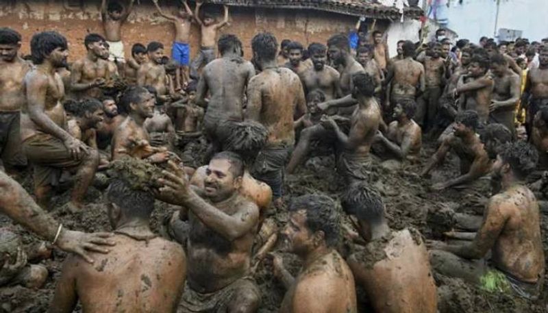 പരസ്പരം ചാണകം വാരിയെറിയുന്ന ഉത്സവം, മുടക്കം വരുത്താതെ ഗ്രാമവാസികള് ...