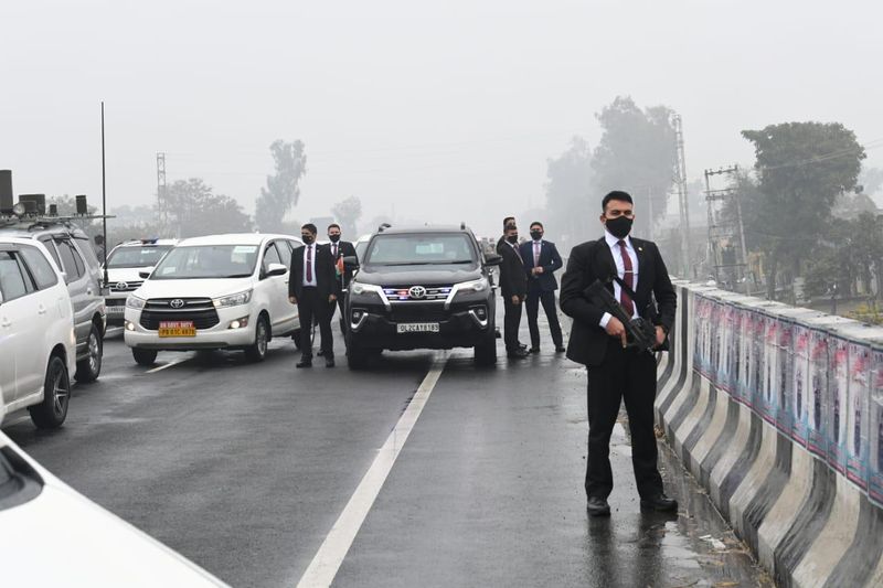 Exclusive video of PM Modi's convoy waiting for 20 minutes over flyover ...