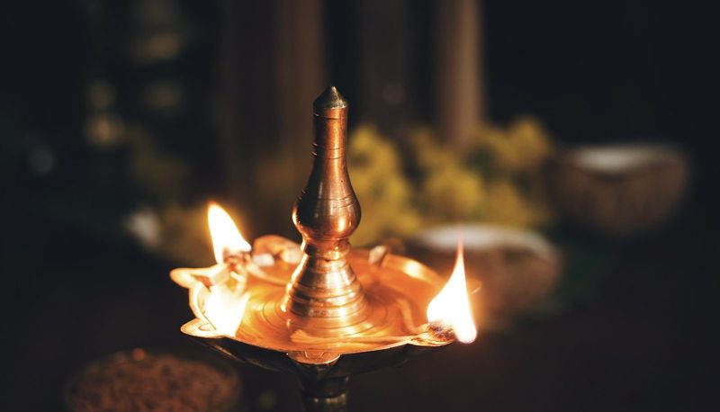 ঠাকুরঘরে বা মন্দিরে প্রদীপ জ্বালানোর সময়ে এই ভুলগুলো কখনও করবেন না ...