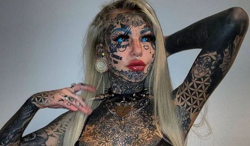 नौकरी नहीं मिली तो सवा करोड़ रुपए खर्च कर बनवाया टैटू, यहां से करती है ...