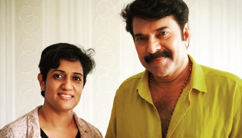 Ratheena Director : മുസ്ലീം, ഭ‍‍ർത്താവ് കൂടെയില്ല, കൊച്ചിയിൽ ഫ്ലാറ്റ് ...