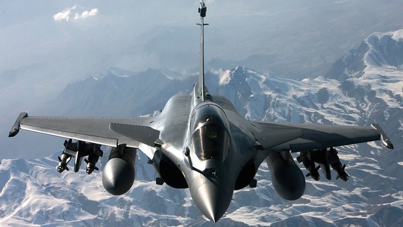 फ्रांस से उड़कर भारत पहुंचे तीन Rafale विमान, UAE Air Force ने हवा में ...