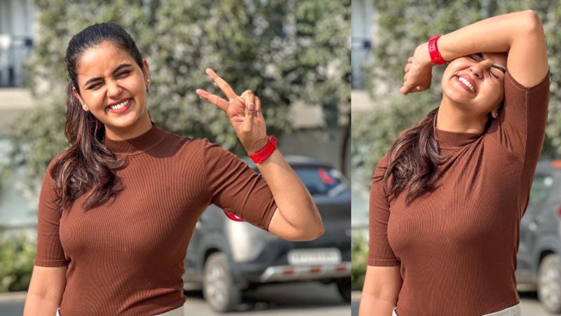 Chaitra Reddy Car Collection : ஸ்விஃப்டு முதல் பென்ஸ் வரை கயல் சீரியல் ...