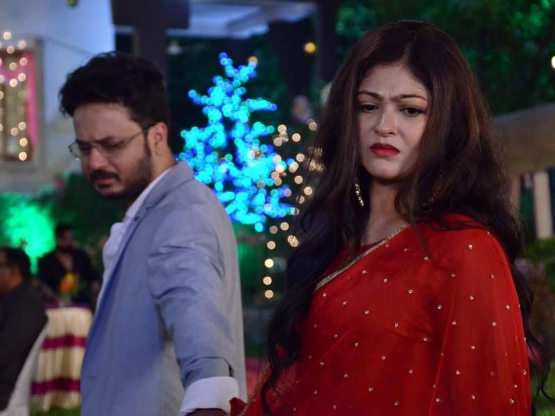 জড়িয়ে ধরে আদরের চুম্বন, জন্মদিনে রাহুল ও রুকমার গদগদ ঘনিষ্ঠতার ছবি ...