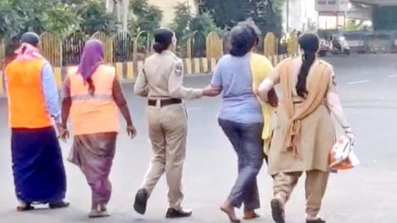 Sunitha Boya தயாரிப்பாளர் ஏமாத்திட்டாரு திடீரென அரைநிர்வாணமாக 2327