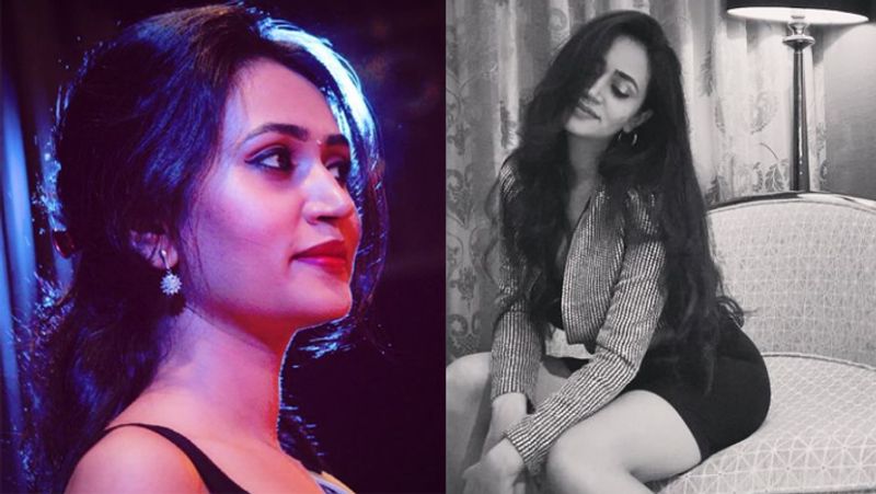 असल में बेहद बोल्ड है पंचायत की सीधी-सादी दिखने वाली रिंकी, ग्लैमरस तस्वीरों से भरा पड़ा है ...