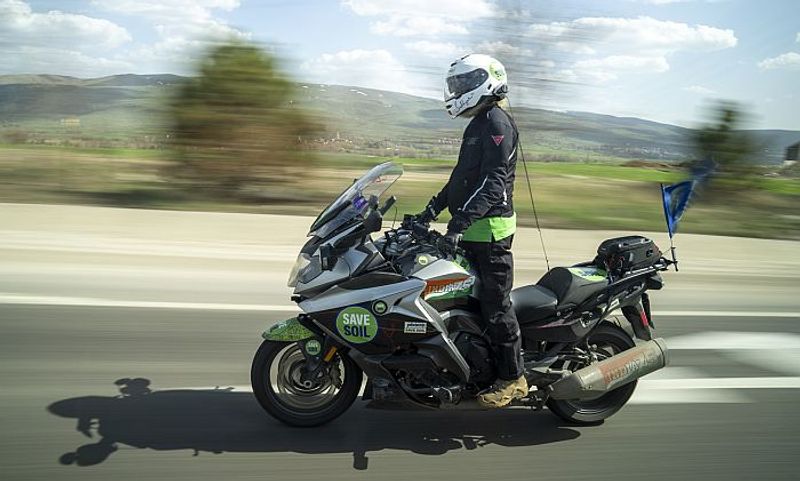 Why Sadhguru rode this super-cool BMW bike for Save Soil journey- Asianet Newsable
