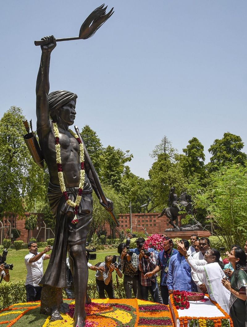 india@75: முண்டா புரட்சிக்கு வித்திட்டவர்.. பழங்குடி தலைவர் பிர்சா ...