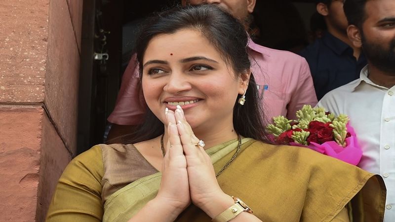 ఎంపీ నవనీత్ రాణాకు షాక్.. మరోమారు నాన్‌ బెయిలబుల్ వారెంట్ జారీ ...