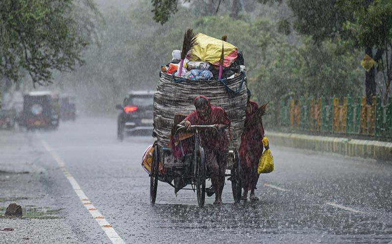 Delhi-NCR receive fresh spell of rain, thunderstorm; brings down temperature- Asianet Newsable